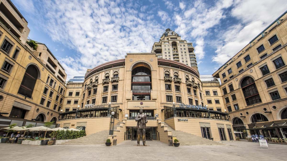 Nelson Mandela Square is een stedelijk eerbetoon aan een universeel ...